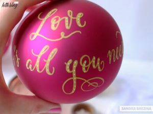 How to create gorgeous hand lettered Christmas ornaments (Tutorial)