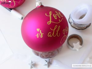 How to create gorgeous hand lettered Christmas ornaments (Tutorial)